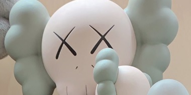 BTSメンバーたちが大好きなアーティスト「KAWS」って？|KBAN[ケイバン]
